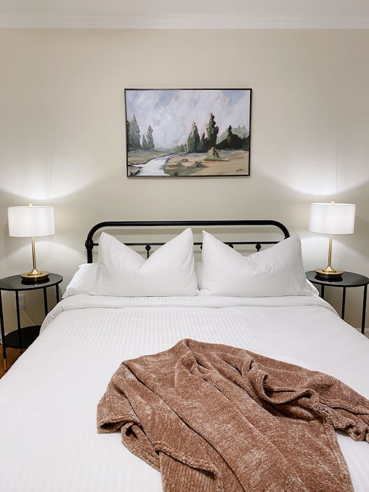 Charming Updated Home-central Location-queen Bed - Shelltown - San Diego