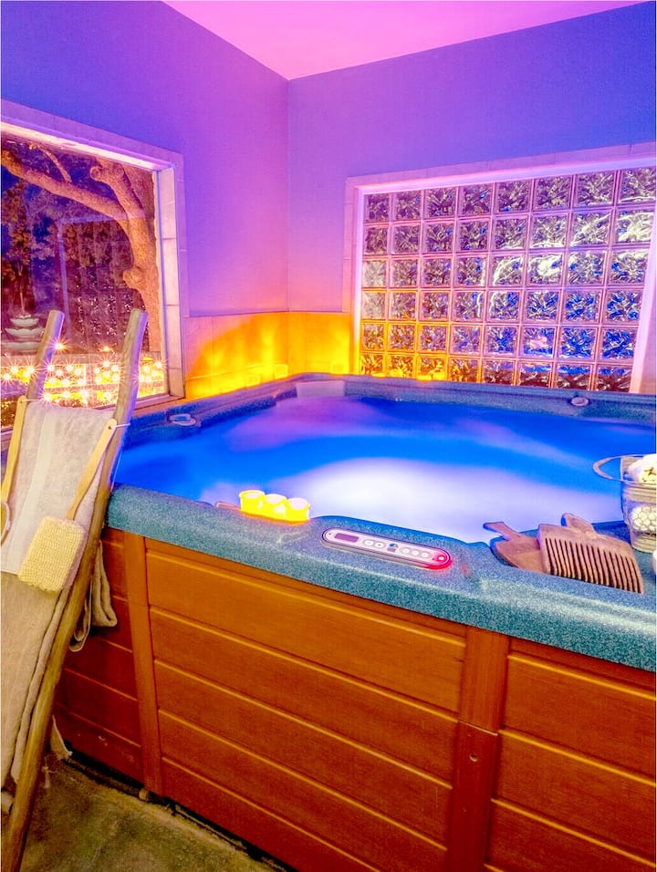 Spa On Milam - Indoor Hot Tub & Sauna, 7 Showers - Fredericksburg, TX