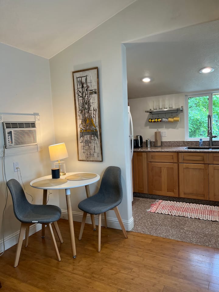 Lovely One Bedroom With Indoor Fireplace Near Dt. - Ukiah, CA