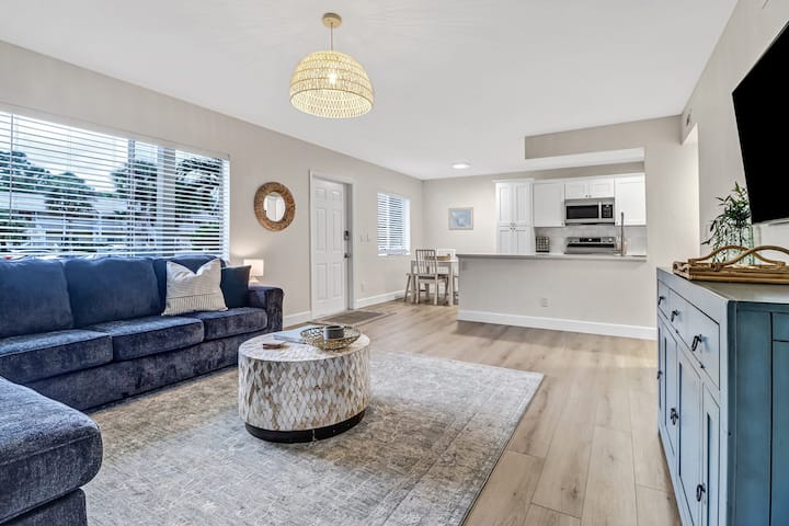 Naples Bayshore Arts District Condo - Naples, FL