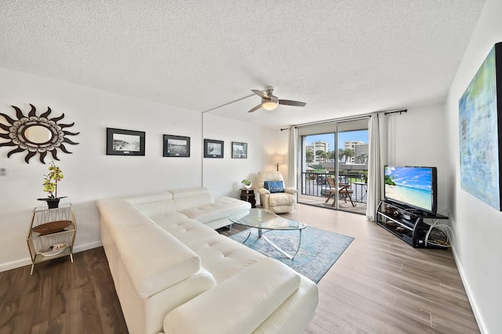2nd Floor Unit Across The Street From The Beach - Melbourne Beach, FL