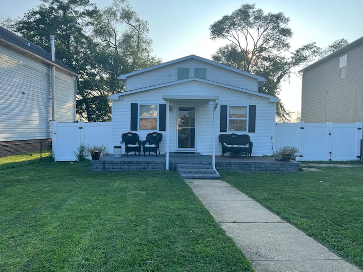 Spacious Waterfront Near City - Dundalk, MD