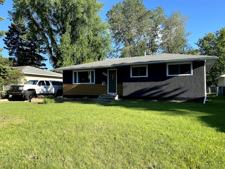 Cozy 3 Bedroom/1 Bath Main Floor House/sleeps 6 - Prince Albert