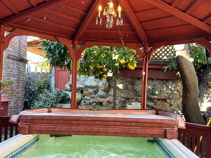 Soak 'N Sleep, Cottage + Hot Tub - San Jose, CA