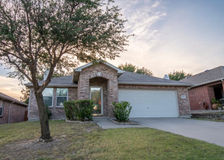 Cozy Rustic Farmhouse, King Bed Free Wi-fi Parking - Frisco, TX