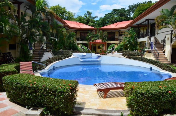 Beautiful 2 Bedroom Condo With Walkout To Pool - Jaco