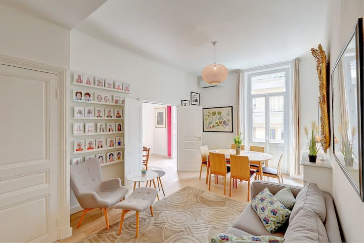 Spacious Art-filled Apartment, Carré D'or, A/c - Nice