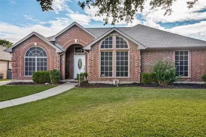 Pool And Hot Tub On A Quiet Street - 4/2 - Mesquite, TX