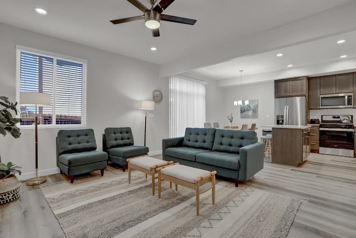 Brand New Beautifully Furnished 3 Bed/3 Bath 2 Car - Colorado Springs, CO