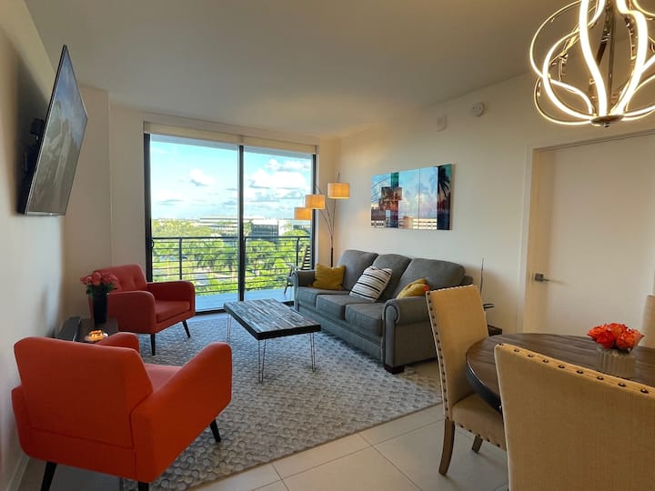 Art/deco Lux Condo In Downtown Doral - Doral