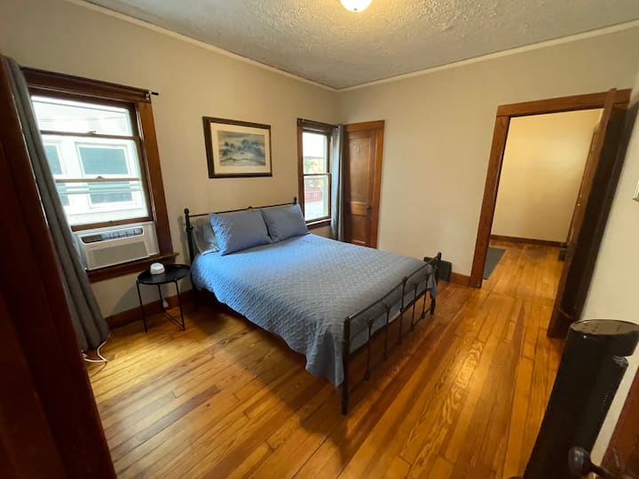Downtown Kzoo 2-bedroom Apt W/ Laundry - Kalamazoo, MI
