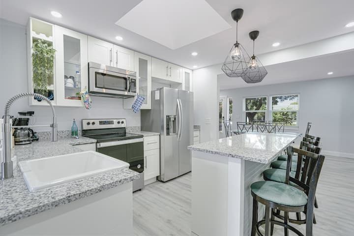 Family / Group Vacation Home Close To Beach - Sarasota, FL