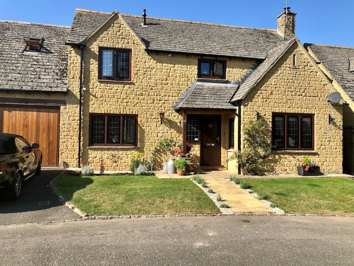 Attractive Room , Double Bed  With Modern En-suite - Broadway