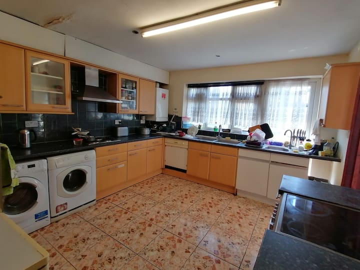 Loft Room Available With Your Own Bathroom - Edgware
