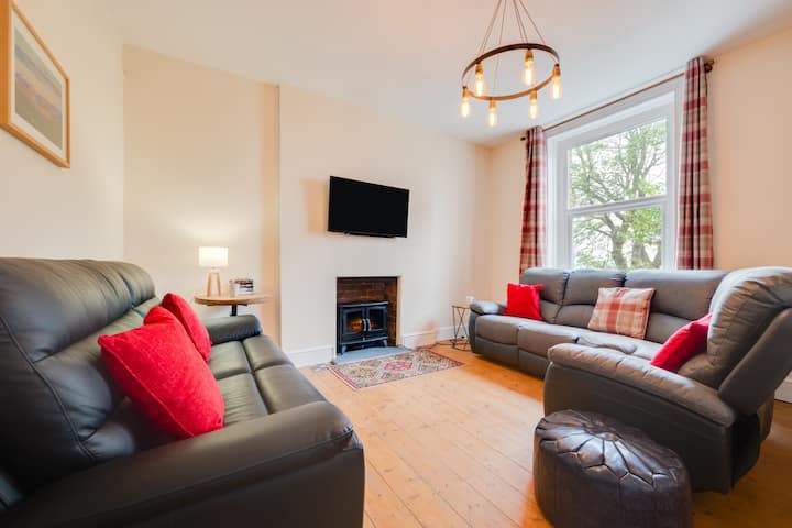 Green Grove Farmhouse, 5 Bedrooms With A Hot Tub - Carmarthenshire