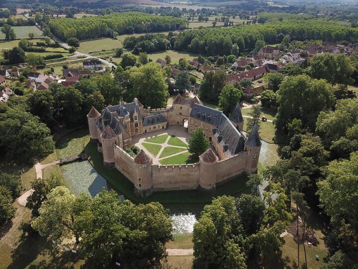 Château D'ainay-le-vieil, Gîte De La Grange - Saint-Amand-Montrond