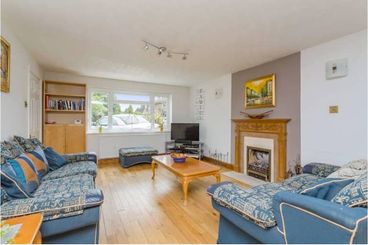 Large 5 Bedroom 11 Guest Family House In Horsham - West Sussex