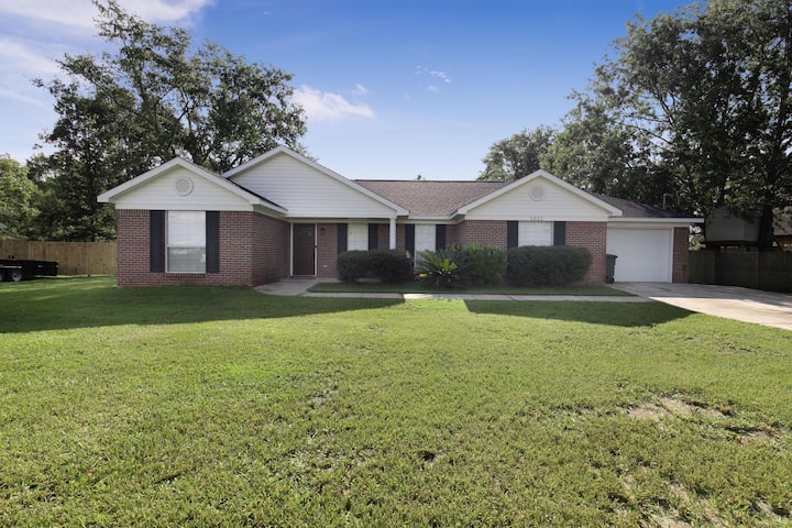 Cheerful Home Near Owa Amusement & Sports Complex - Foley, AL