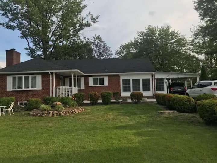 Cozy Basement Suite With Private Entrance - Alexandria, VA