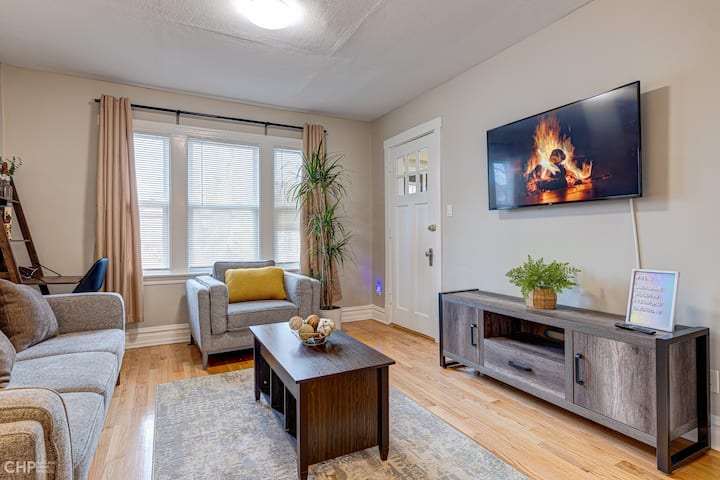 3bd/2ba Dual Level W Family Room King Bed - Chicago, IL