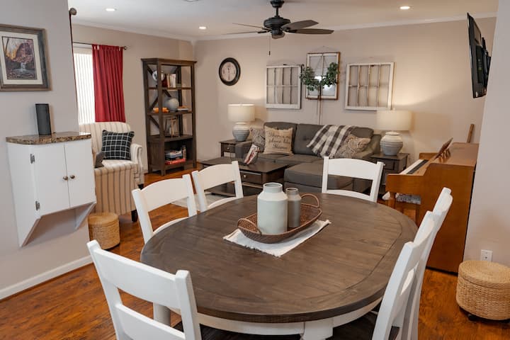 Stones Throw| Hot Tub |Luxury Beds|walk To River - Jasper, AR