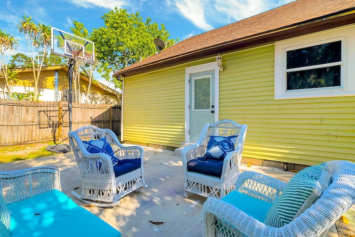 Cozy Retreat W/ Private Patio & Basketball Court - Bradenton, FL