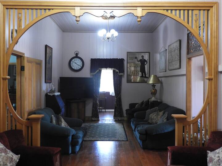 Room 1. Chill Grill & Ride Inn. Biker Friendly. - Maryborough