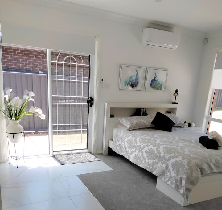 Lakeside Self-contained Suite With Private Entry - 벨몬트