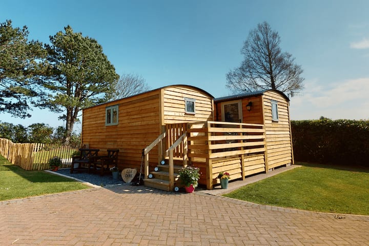 Lle Caru: Unique Twin Shepherds Hut Near Llandudno - Llandudno