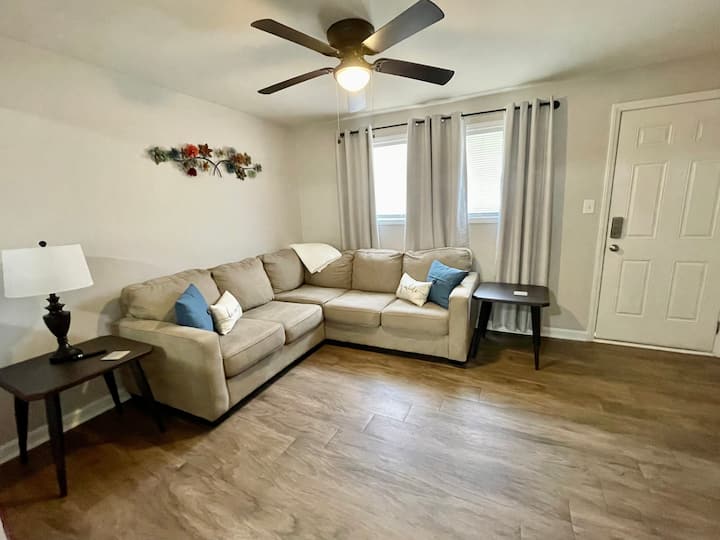 Cozy Whole In The Wall Unit Located Near Downtown - Greensboro, NC