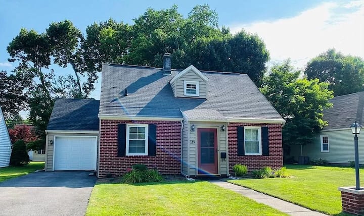 Cheerful 3-bedroom Home With A Fireplace And Wifi - Utica, NY