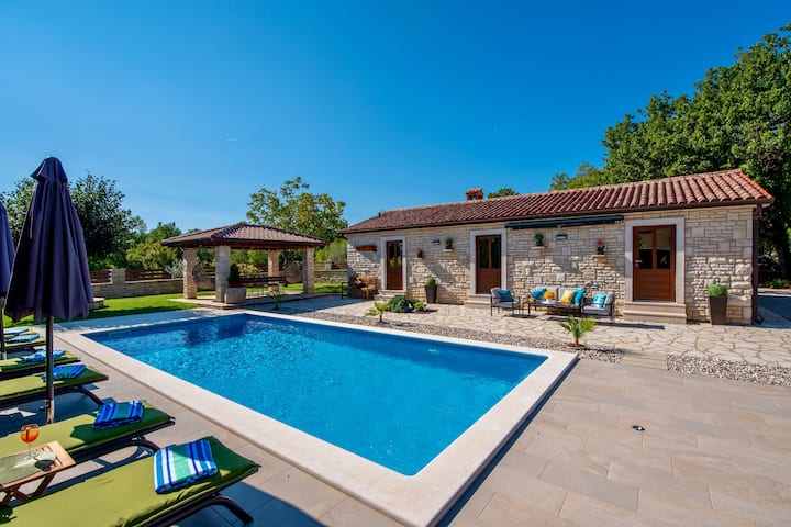 Traditionelles Istrianisches Ferienhaus Für 4 Personen Mit Großem Privaten Pool! - Labin