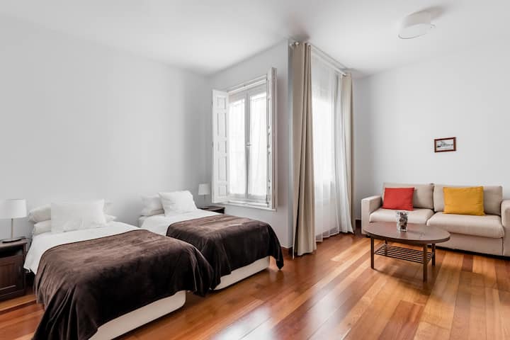 Large 2 Bedrs. Spacious. Puerta Del Sol. Ac. Quiet - Madryt