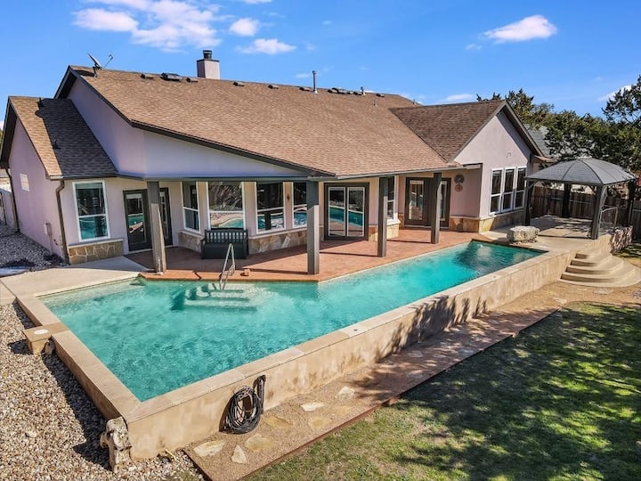 Private Pool, Large Backyard, Walk To Lake Travis - Lago Vista, TX