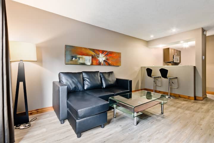 Trendy !!  2 Bedroom  Suite ,2 Block Off 4th St Sw - Mount Royal University