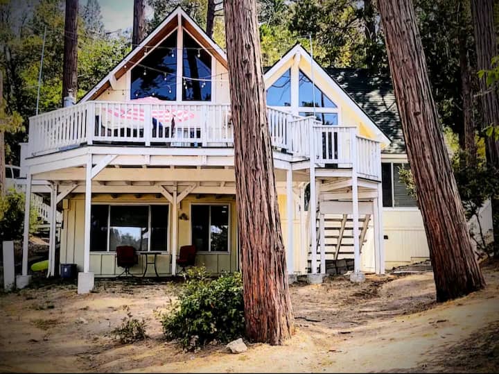 Yellow Cabin At The Lake - Bass Lake, CA