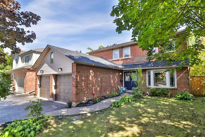 Independent Unit Beside 401 And Ajax Go Station! - Ajax