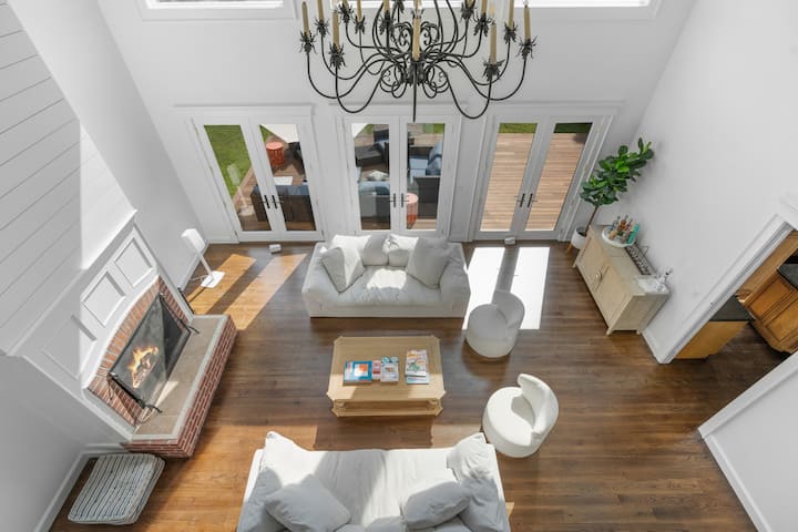5 Acre 6 Bdrm Estate; Large Pool And Hot Tub Between Sag Harbor And East Hampton - Sag Harbor, NY