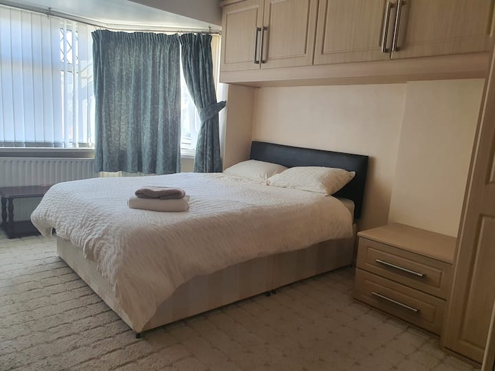 Double Room, Guests Bathroom & Free Wifi - Leicester