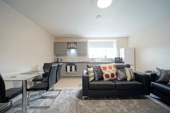 Private Duplex 5, Huddersfield (4 Double Bedrooms) - Clifton