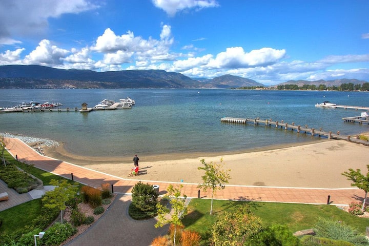 On The Water, Sleeps 12-14 People, With Pool! - Kelowna