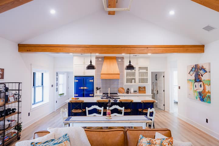 Dove Nest: Spacious Modern Farmhouse - Granbury, TX