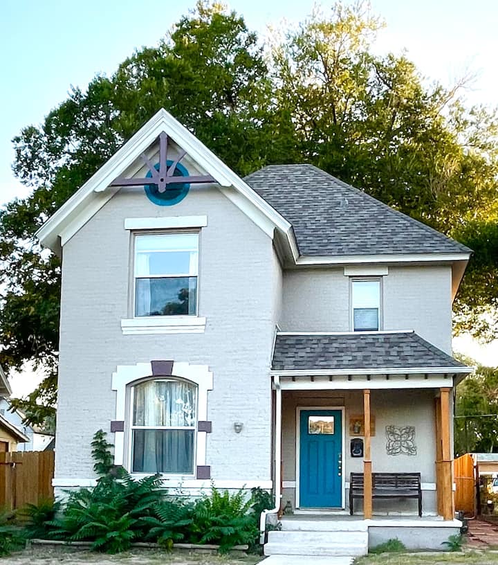 Charming Victorian Close To Downtown & Hospitals - Pueblo, CO