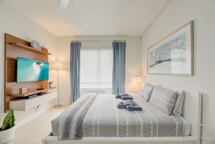 Lovely Studio Across The Street From The Beach - Miami Beach, FL