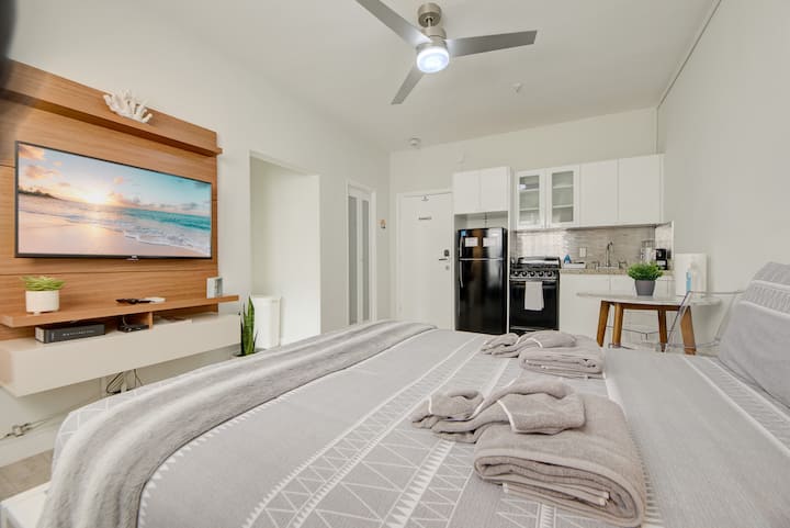 Cozy Studio Across The Street From The Beach - Miami Beach, FL