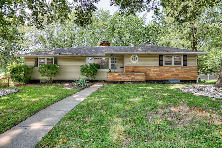 Spacious 3-bedrooms/ 2-bath Home W/ Updates - Greenwood, MO
