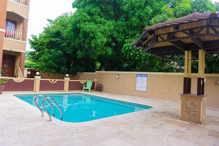 Luxurious 1-bedroom Apt | Private Jacuzzi | Pool - Kingston