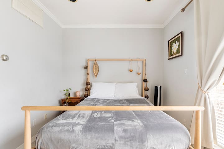 Private Suite In Heart Of Montrose - Houston, TX