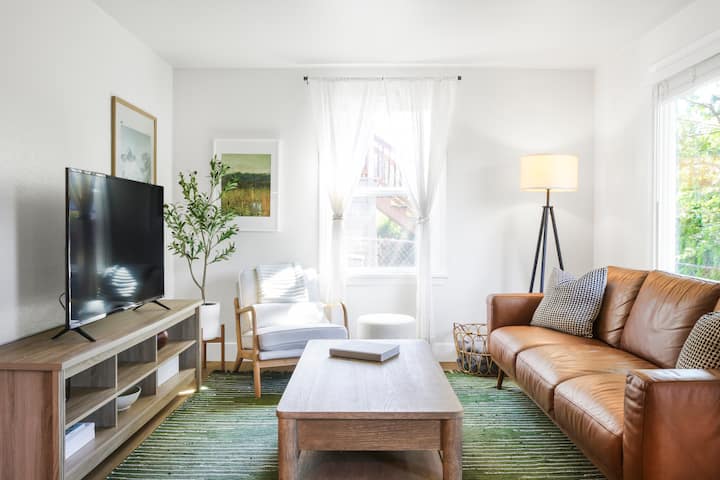 4 Bedroom Cozy Seattle Townhome With Yard - Seattle, WA