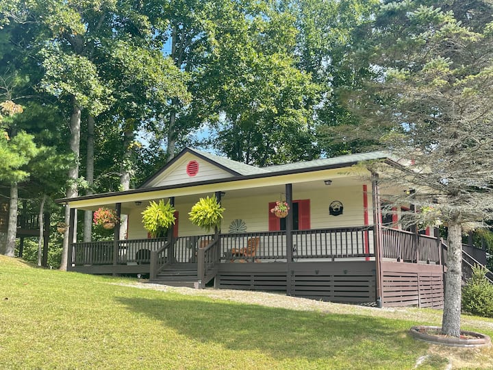 Quaint Piney Creek Cabin With Wrap-around Deck - Mouth of Wilson, VA